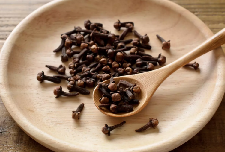 Pourquoi pique-t-on l’oignon avec des clous de girofle ? - ÊTRE HEUREUX