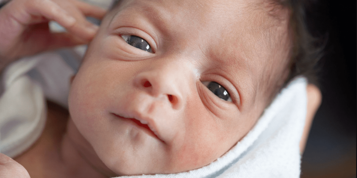 Le pouvoir des larmes de bébé : Quand une vidéo nocturne devient virale ...