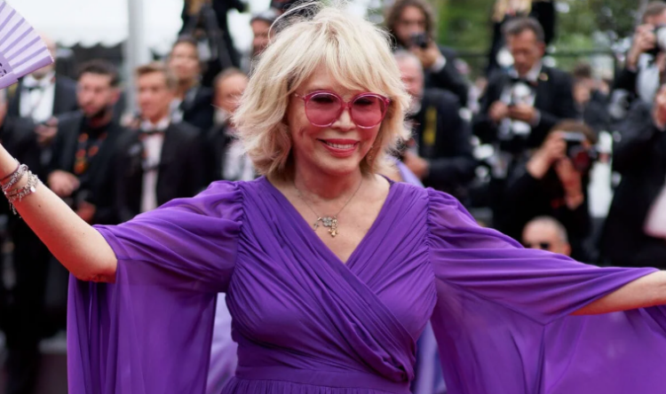 “Le prochain mec qui me voit à po*l…” : Amanda Lear cash, Thomas Sotto ...