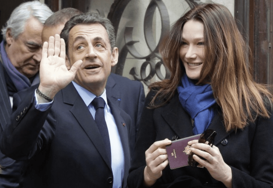 Exit Nicolas Sarkozy, Carla Bruni met le feu avec son corset Victoria's ...