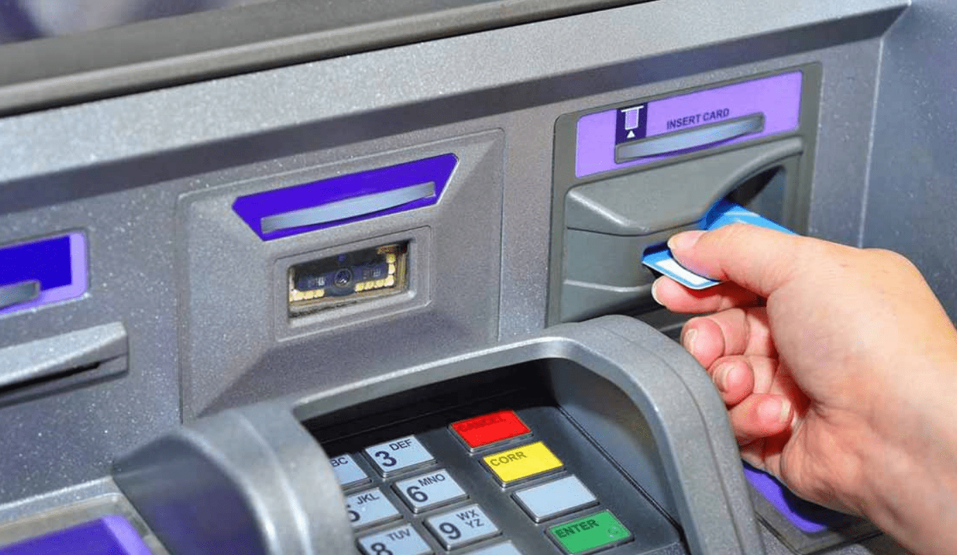 Quand vous tirez de l'argent au distributeur de billets, vérifiez ...